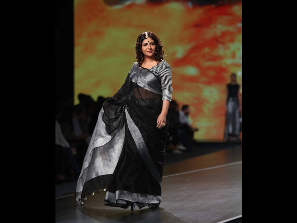 Shazia Ilmi Walks The Ramp In A Sari At The Lotus Makeup India Fashion ...