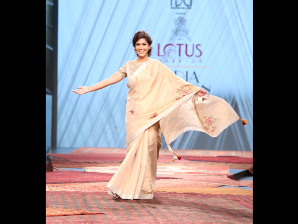 Sakshi Tanwar Showstopper Look At The Lotus Make Up India Fashion Week ...