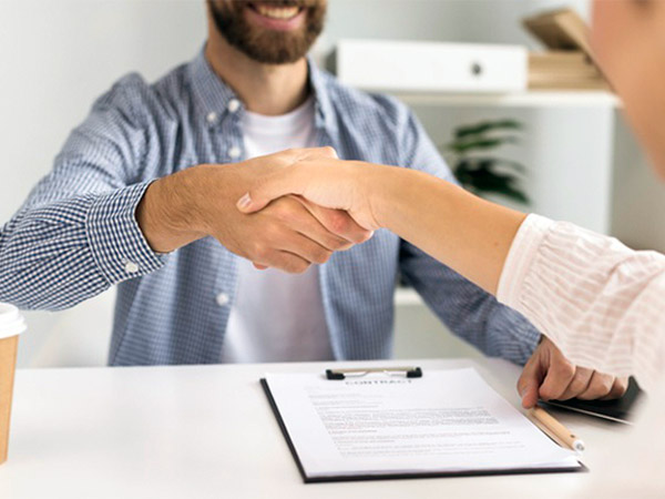 What Does Your Handshake Reveal About Your Personality - Boldsky.com