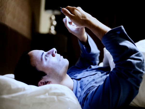 6 Reasons Why You Need To Stop Using Your Phone At Night - Boldsky.com