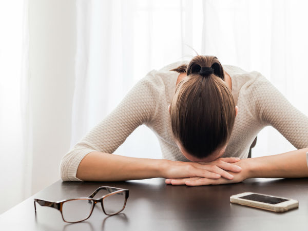 6 Reasons Why You Need To Stop Using Your Phone At Night - Boldsky.com