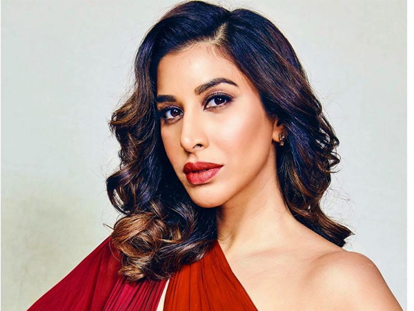 Five Outfits Of Sophie Choudry On Her Birthday - Boldsky.com