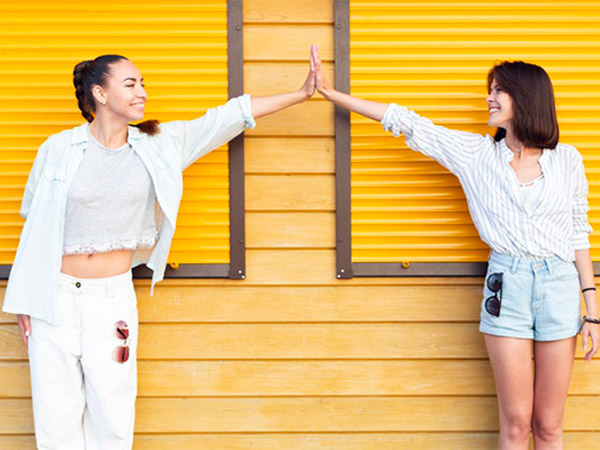 10 Tips To Start Conversations With Strangers In A Comfortable Way ...