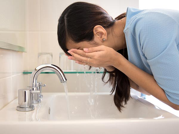 How To Protect Your Skin While Wearing A Mask - Boldsky.com