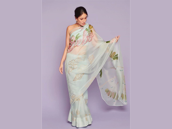 Bollywood Divas Who Paired Their Pretty Saree With Strapless Blouse ...