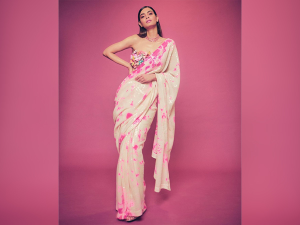 Bollywood Divas Who Paired Their Pretty Saree With Strapless Blouse ...