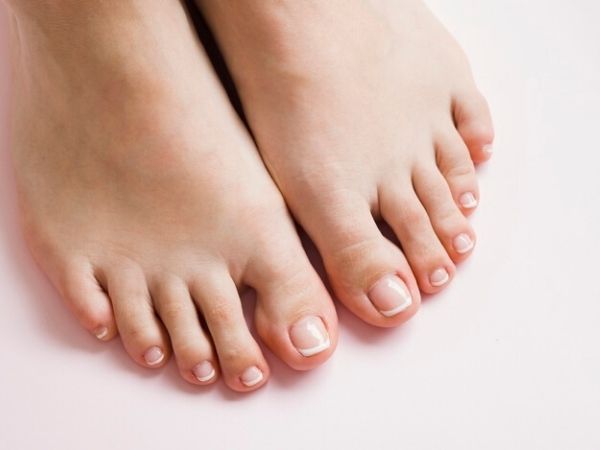 9 Effective Home Remedies To Whiten Dark Feet - Boldsky.com