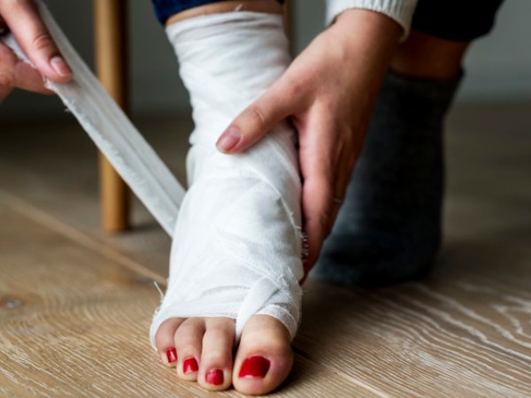 10 Quick First Aid Tips | Essentials To Have In Your First Aid Fit ...