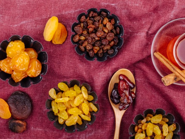 16 Health Benefits Of Eating Soaked Raisins (Kishmish) - Boldsky.com