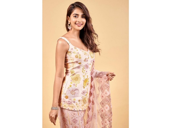 Pooja Hegde’s Pink Traditional Outfit For An Event - Boldsky.com