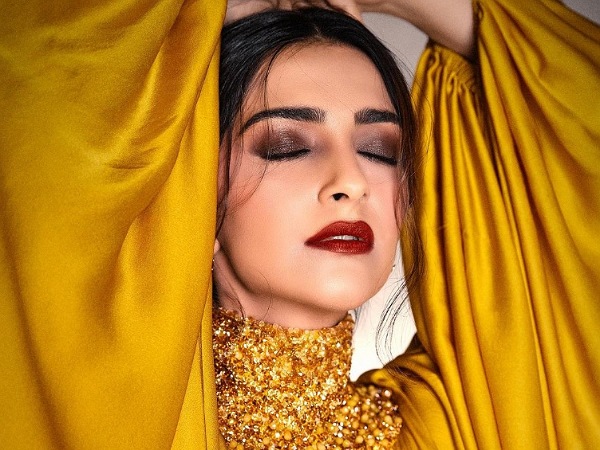 Sonam Kapoor Ahujas Smokey Eye Makeup Look On Instagram