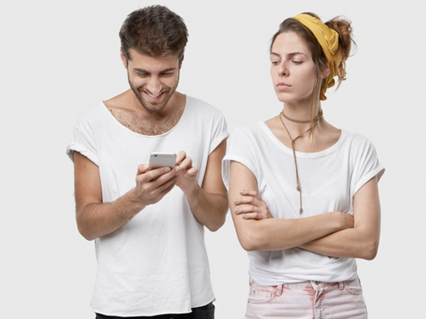 9 Tell-Tale Signs Your Friend Is Trying To Compete With You - Boldsky.com