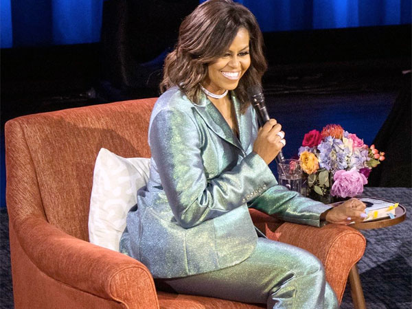 Michelle Obama Knits For Barack Obama And Her Daughters - Boldsky.com