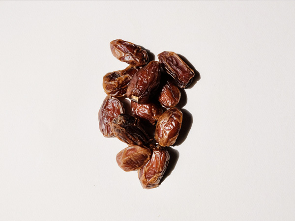 Why Should You Consume Dates Soaked In Milk? - Boldsky.com