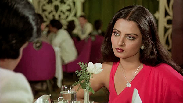 Rekha’s Dreamy Romantic Makeup Look In Silsila - Boldsky.com