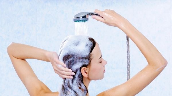 What Is Reverse Hair Washing? Pros And Cons And How To Do It - Boldsky.com