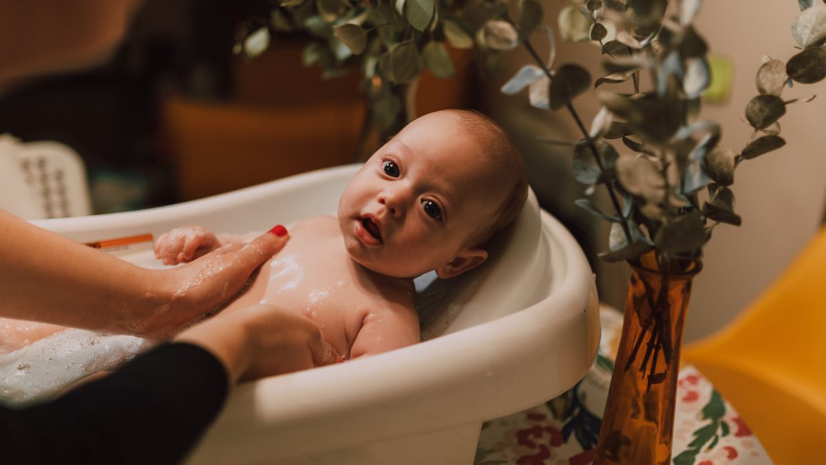 How To Bathe A Newborn Baby; How Often Should You Do It? - Boldsky.com