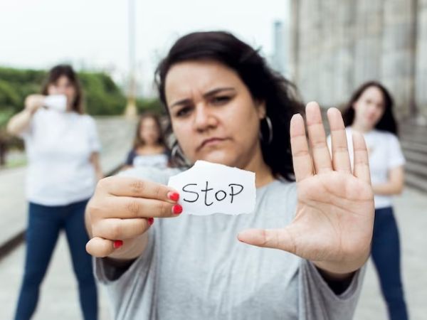 Battered Woman Syndrome (Intimate Partner Violence): What Is It? Stages ...