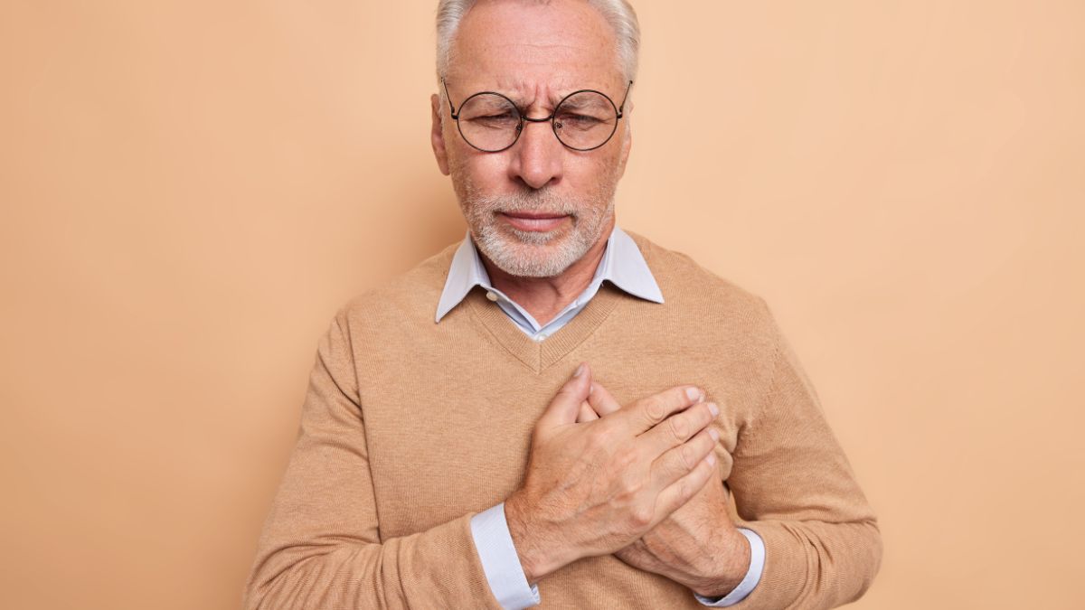 What Are The Warning Signs Of Heart Attack In People Over 60? - Boldsky.com