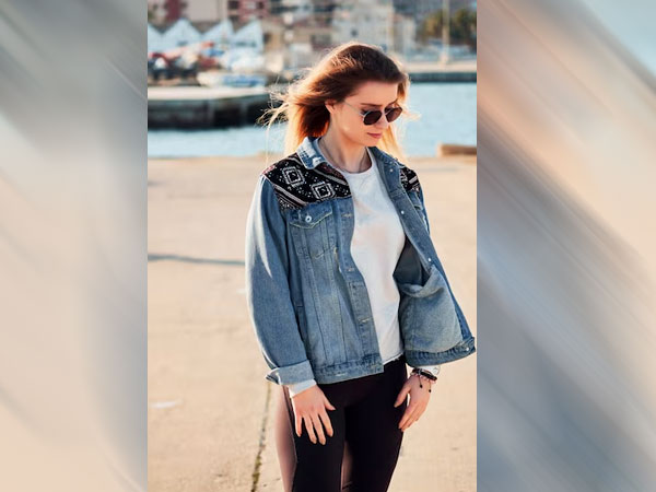 6 Best Ways To Accentuate Your Basic T-Shirt And Jeans - Boldsky.com