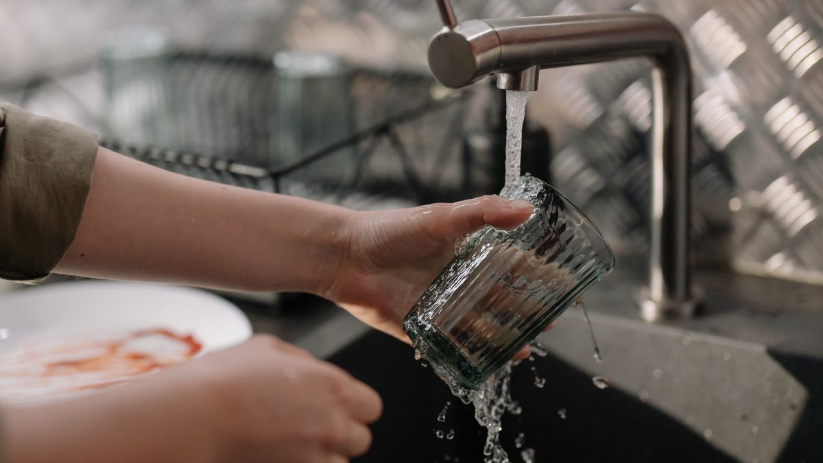 Heatwave: 5 Ways To Save Water In The Kitchen And Laundry - Boldsky.com
