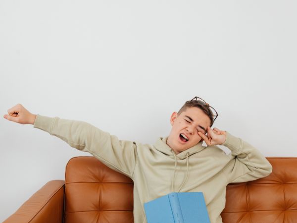 Yawning Facts: Why Do We Yawn When Bored? Is it Contagious? - Boldsky.com