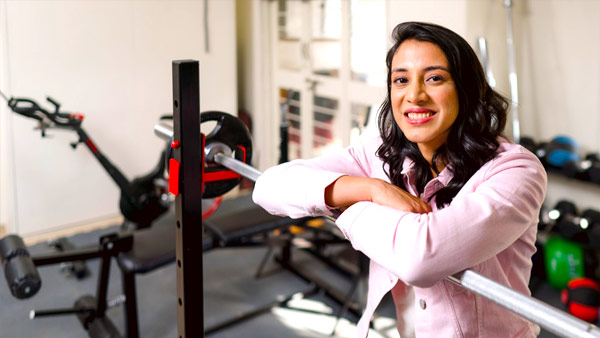 tips to look glamorous like Smriti Mandhana - Boldsky.com
