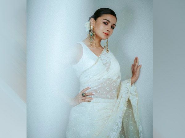 5 White Traditional Outfits To Flaunt This Summer - Boldsky.com