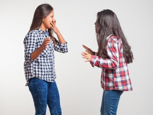 Parenting Tips For Dealing With Sibling Rivalry - Boldsky.com