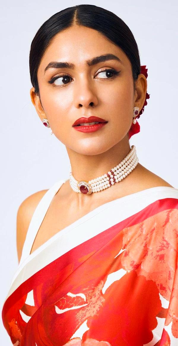 Mrunal Thakur’s 6 Makeup Looks That Are Easy To Replicate - Boldsky.com