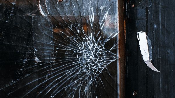 Myths vs Facts: Breaking Mirror Brings Bad Luck - Boldsky.com
