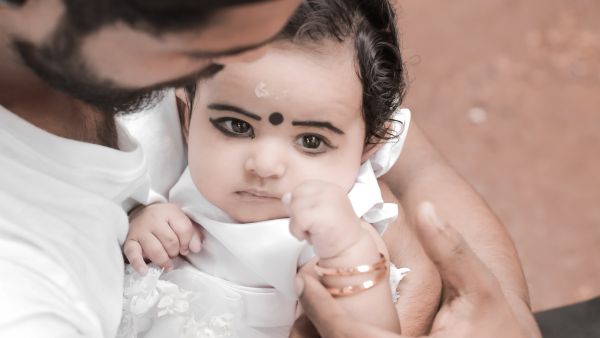 Parenting Tips: Is It Safe To Apply Surma (Kajal) In A Newborn's Eyes ...