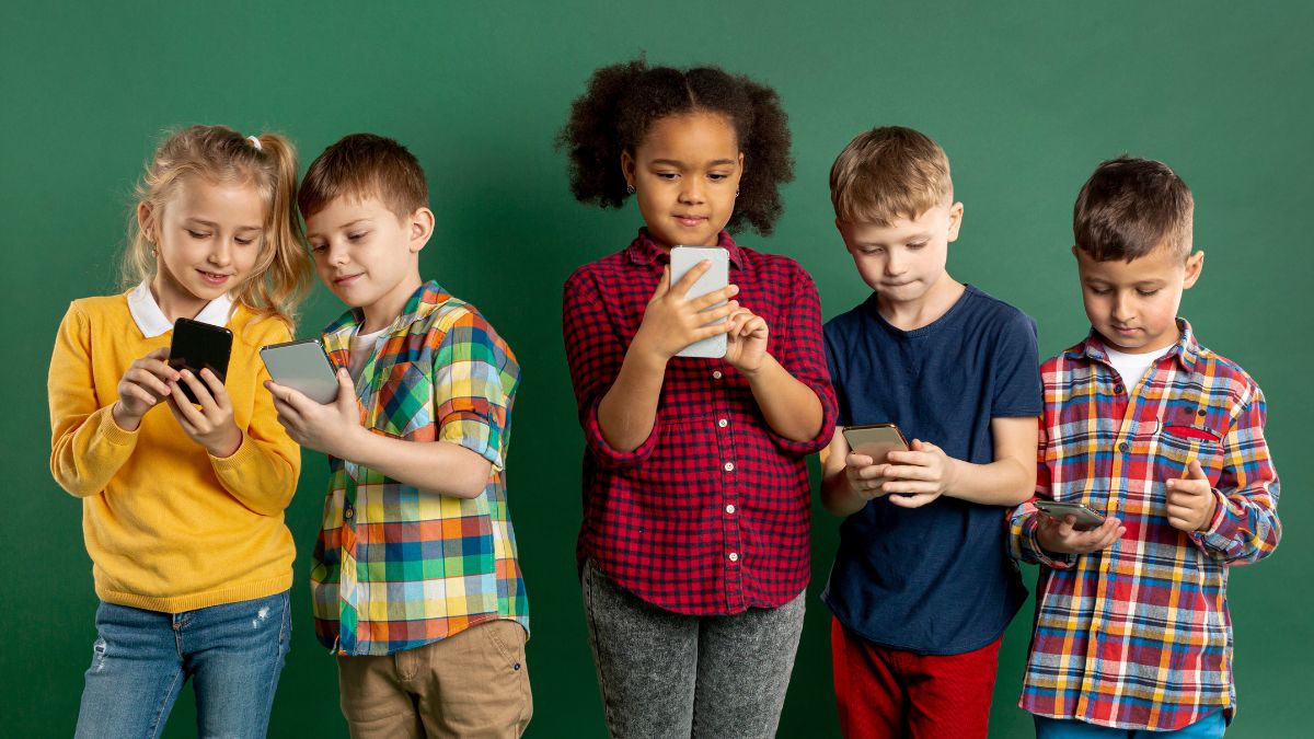 5 Engaging Activities To Reduce Phone Time In Kids - Boldsky.com