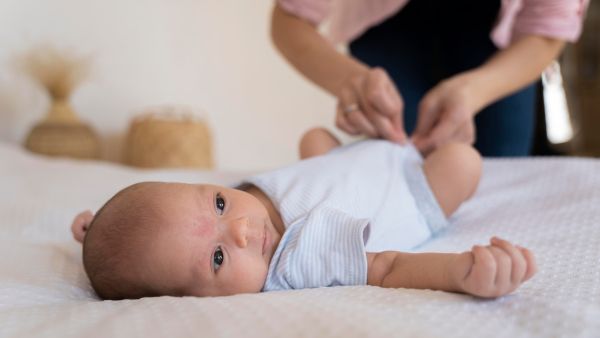 How To Change Your Baby's Diaper When Travelling? - Boldsky.com