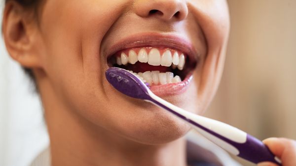 How Often Should You Clean Your Toothbrush? Methods To Clean - Boldsky.com