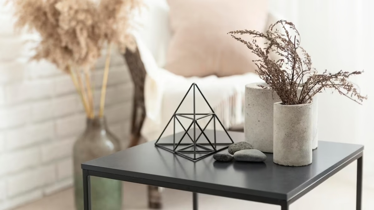 6 Must-Have Objects To Decorate The Side Table - Boldsky.com