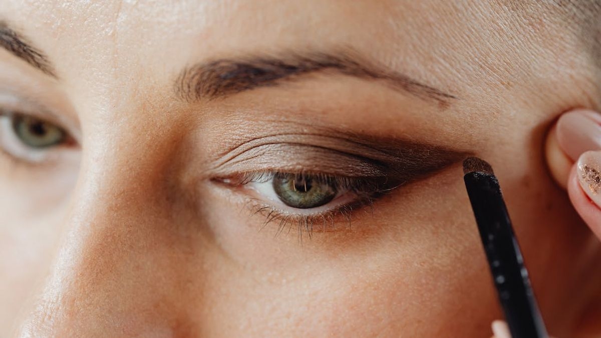 Top 10 Tips for Creating a Flawless Winged Eyeliner Look - Boldsky.com