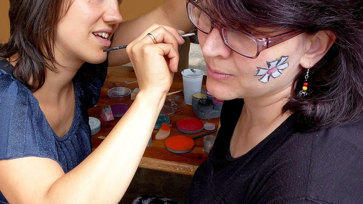 Does Makeup Really Clog Your Pores? A Detailed Analysis - Boldsky.com