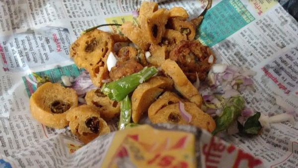 The Health Risks of Street Food Served on Newspapers in India - Boldsky.com