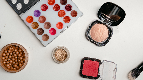 Achieving Professional Makeup Looks on a Budget - A Comprehensive Guide - Boldsky.com