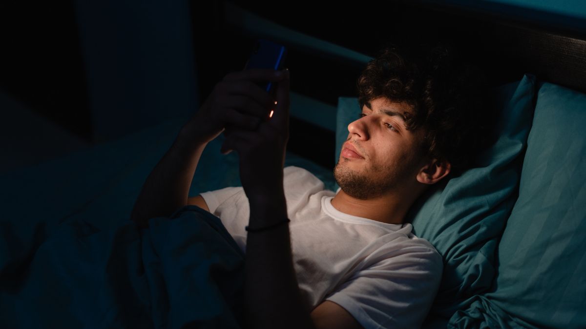 How Your Late-Night Phone Use is Ruining Your Skin? - Boldsky.com