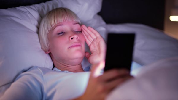 How Your Late-Night Phone Use is Ruining Your Skin? - Boldsky.com