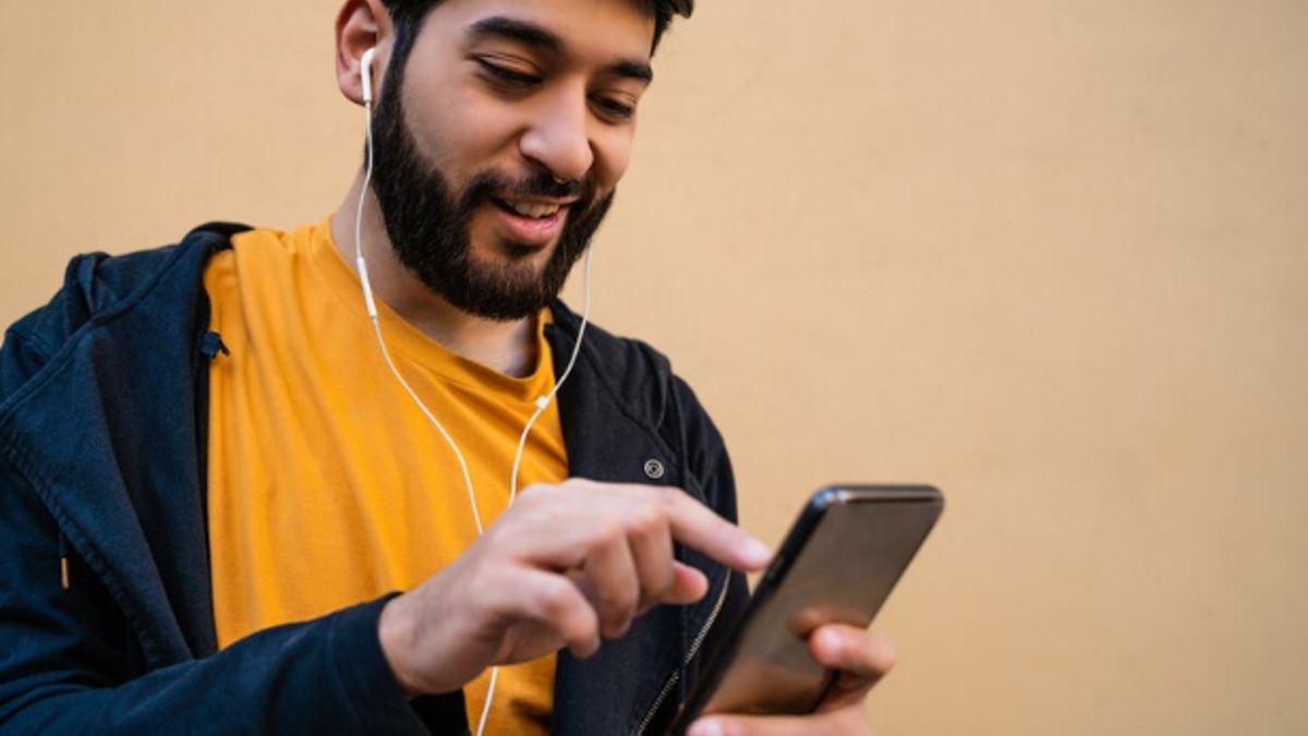 What Is iPhone Finger? Here's Why You Need To Worry About Its Negative ...