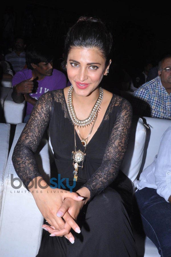 Shruti Hassan Stuns At Race Gurram Success Meet Boldsky