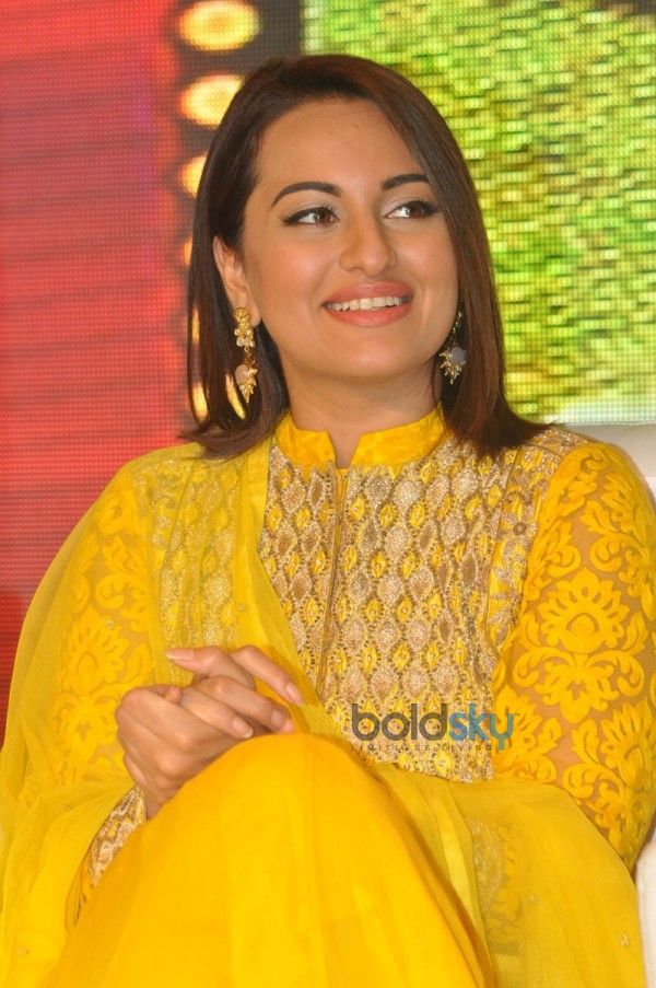 Sonakshi Sinha At Lingaa Press Meet- Boldsky