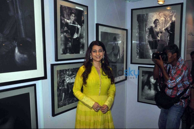 Juhi Chawla Graces JP Singhal's Exhibition At JJ Institute- Boldsky