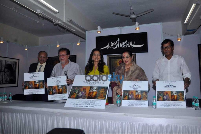 Juhi Chawla Graces JP Singhal's Exhibition At JJ Institute- Boldsky