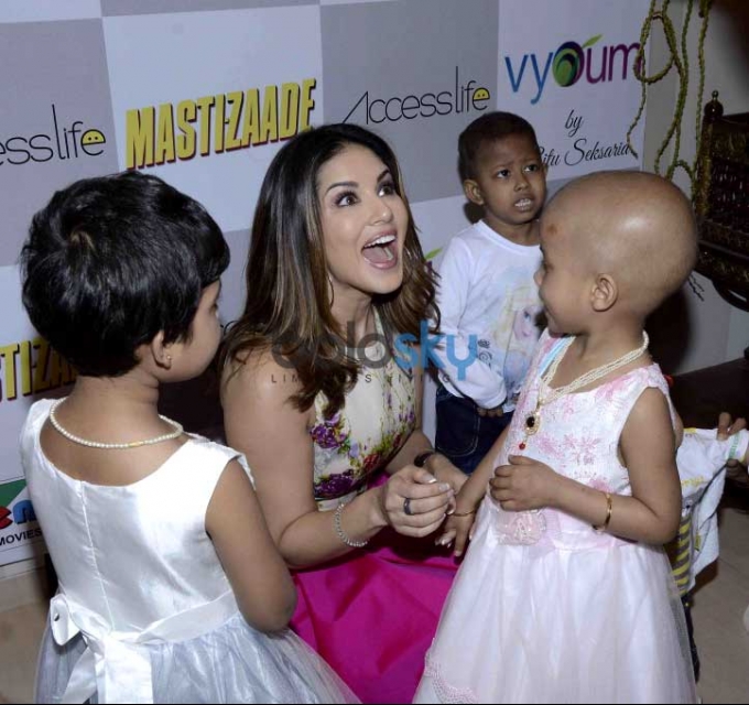 Sunny Leone Meets The Kids From Access Life NGO- Boldsky