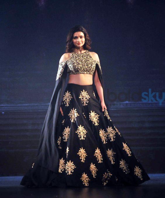 Prachi Desai Walks For Sonam And Paras Modi At Lakme Fashion Week 2016 Boldsky