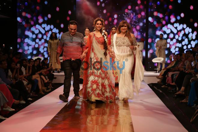 Esha Gupta Wearing Outfit Of Anjalee And Arjun Kapoor At VLCC Event In ...